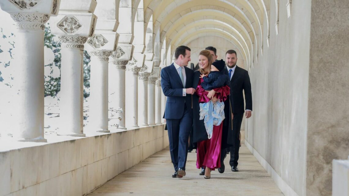 Philip von Serbien: Der ungewollte Erbprinz teilt erstes Babyfoto ...